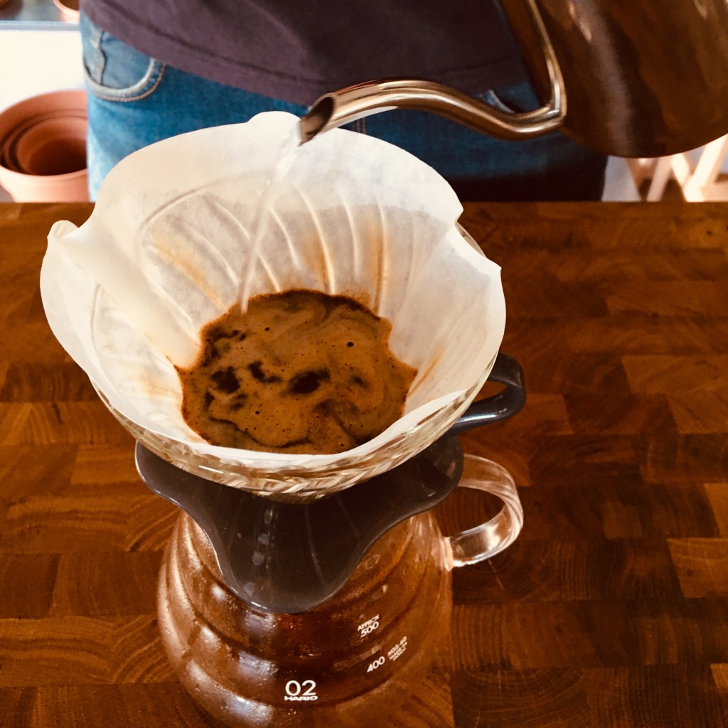 Utiliser la cafetière V60 d'Hario | Blog : Les Cafés Félix